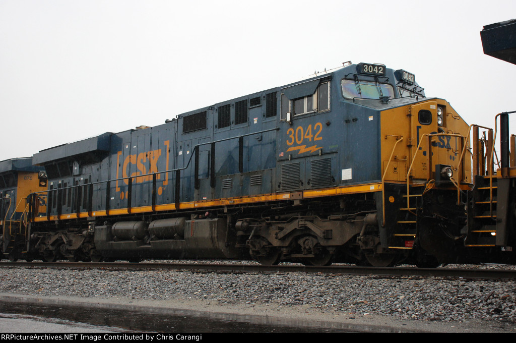 CSXT 3042 on Q300-06